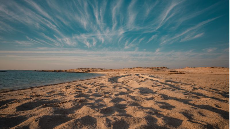 شاطئ زكريت في قطر لتجربة عطلة شاذة